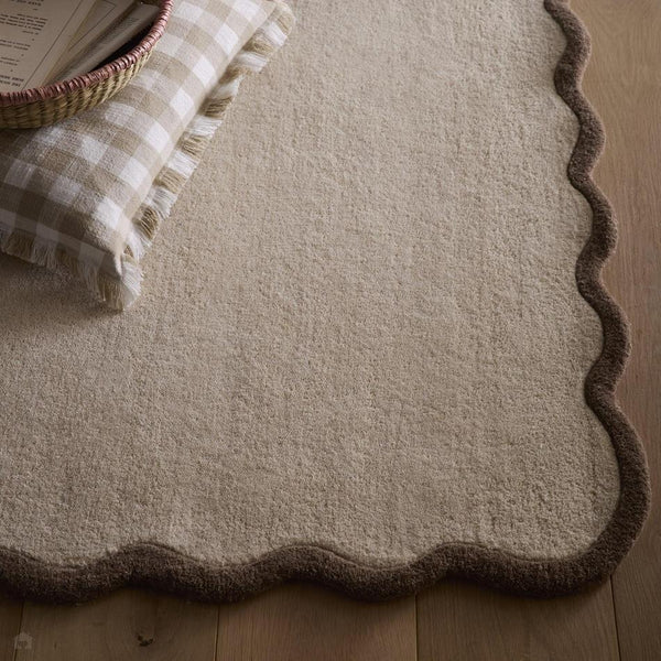 Scalloped Elsie Modern Plain Scalloped Border Hand-Woven Wool Natural/
